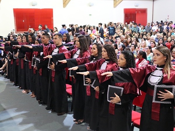 Familiares e amigos de formandos da FAACZ marcam presença em solenidade ...